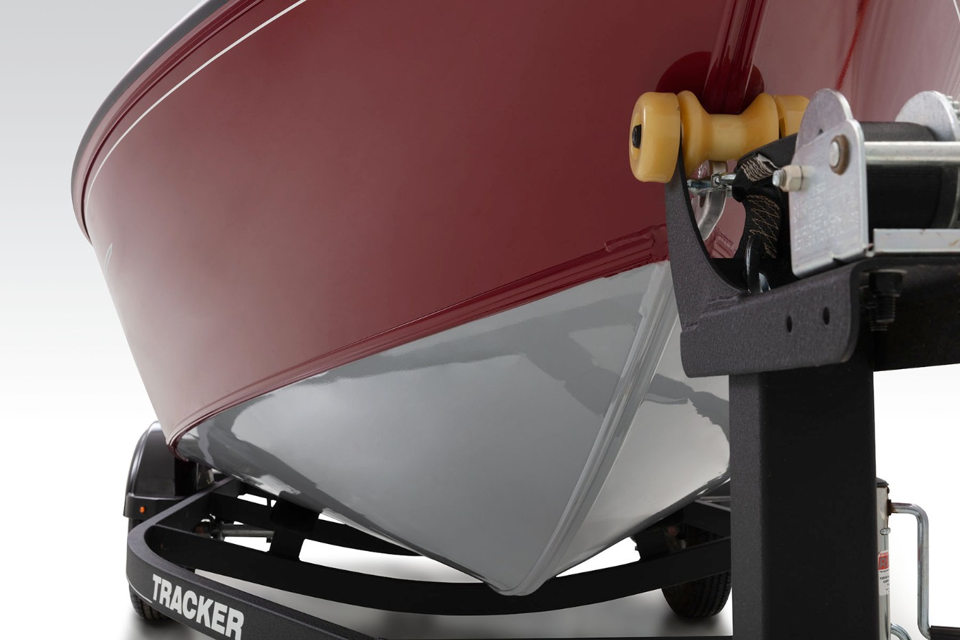 SUPER GUIDE V-16 T - TRACKER Deep V Fishing Boat