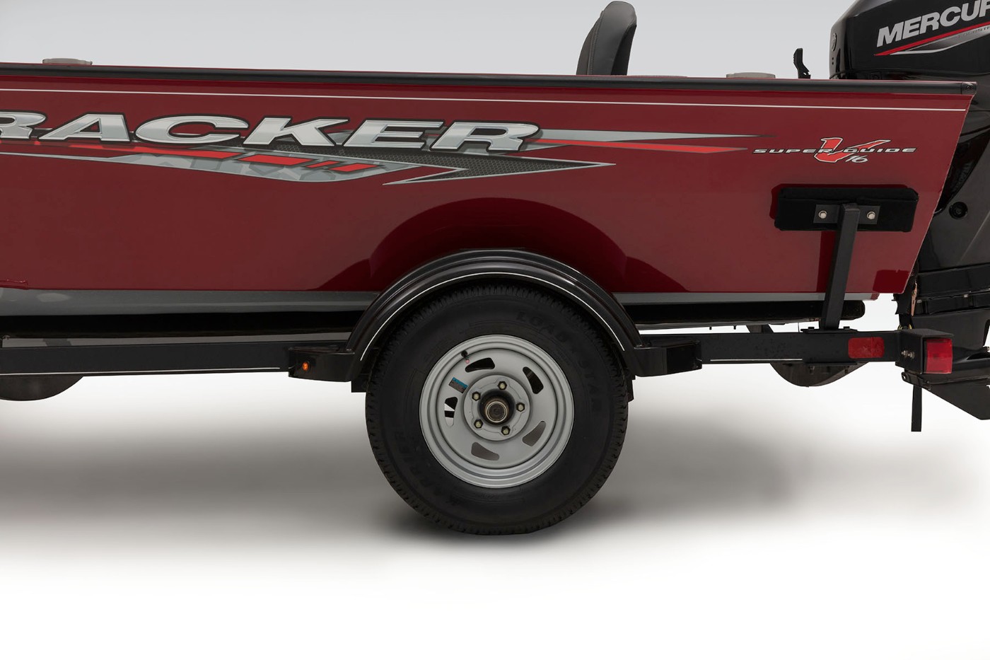 SUPER GUIDE V-16 T - TRACKER Deep V Fishing Boat