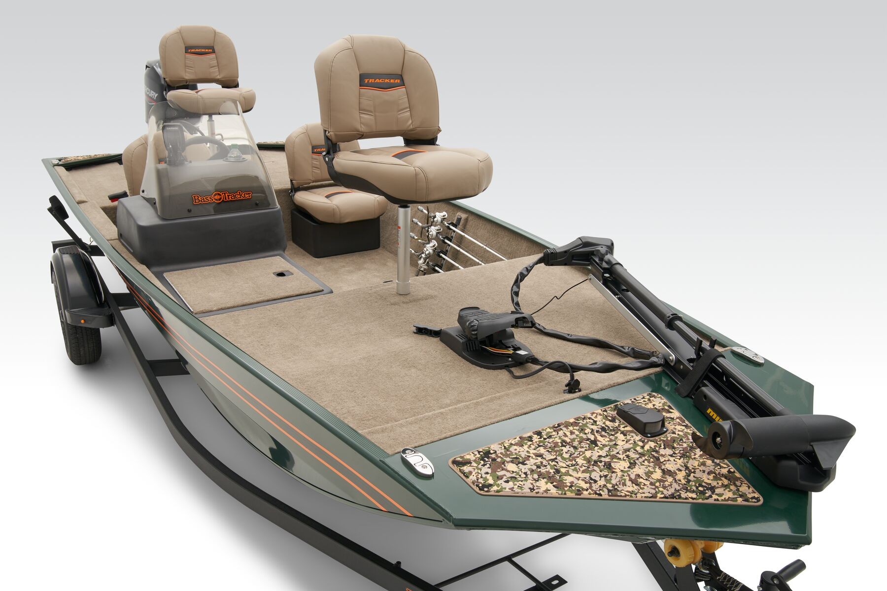 BASS TRACKER Classic Limited | 16ft. 8in. Mod V Bass Boat