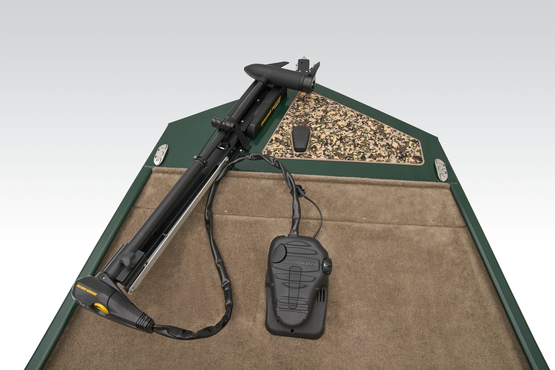 BASS TRACKER Classic Limited | 16ft. 8in. Mod V Bass Boat