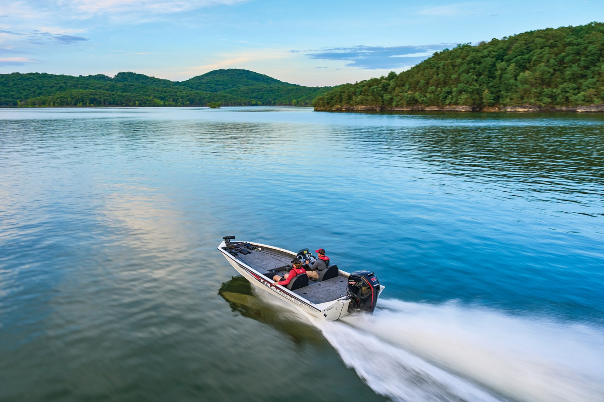 TRACKER PRO TEAM 190 | 18ft. 7in. Mod V Bass Boat