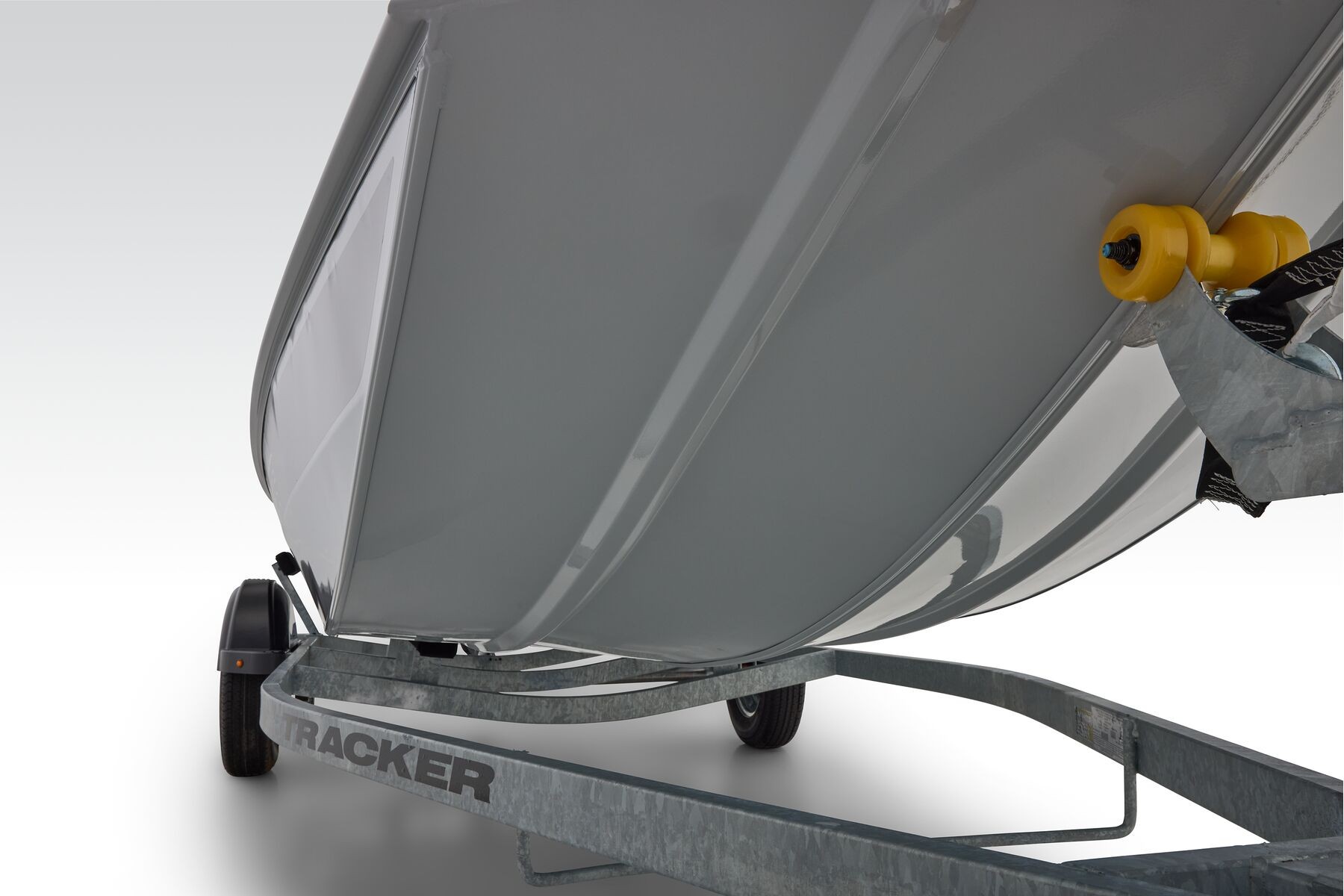 BASS TRACKER Classic CC | 16ft. 8in. Mod V Center Console