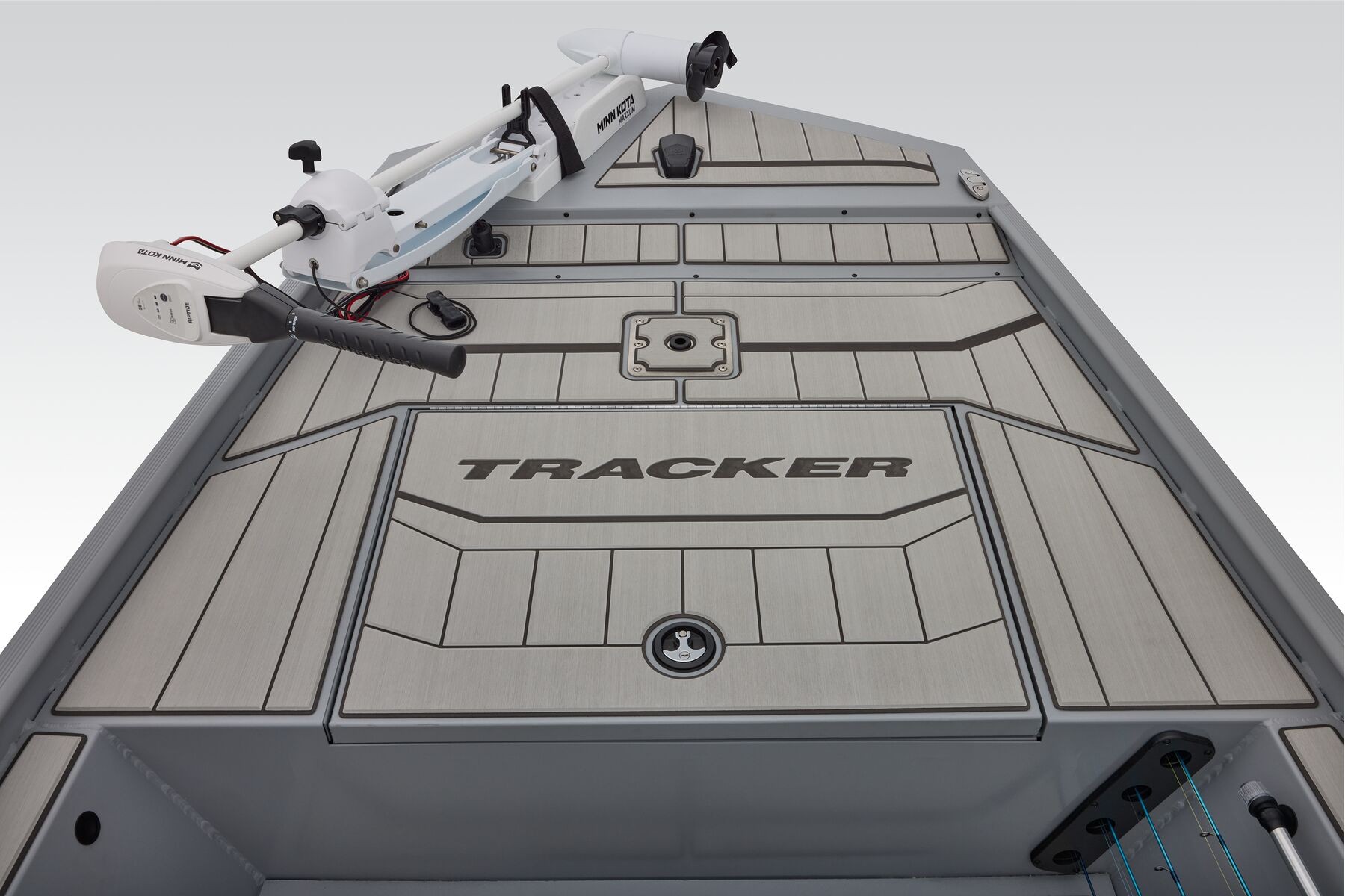 BASS TRACKER Classic CC | 16ft. 8in. Mod V Center Console
